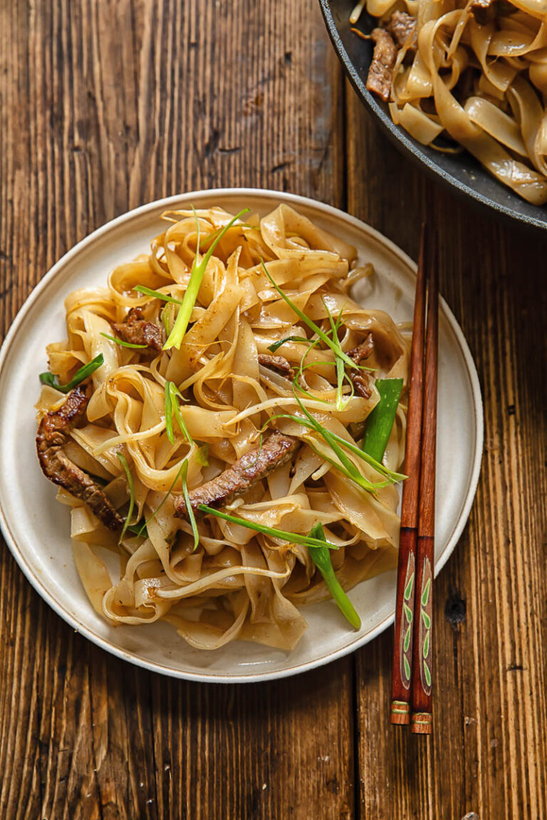 Chow Fun Noodles with Beef - Vikalinka