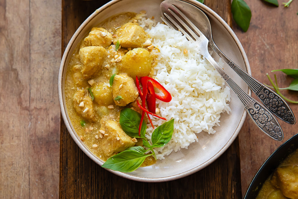 Yellow Chicken Curry with Potatoes - Vikalinka